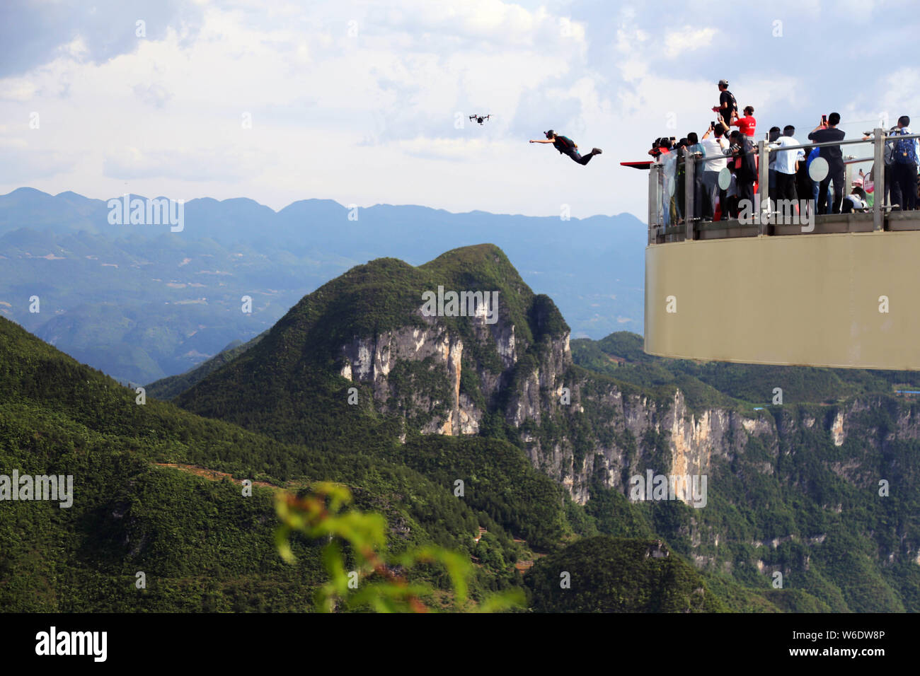 Jumping off cliff parachute hi-res stock photography and images - Alamy