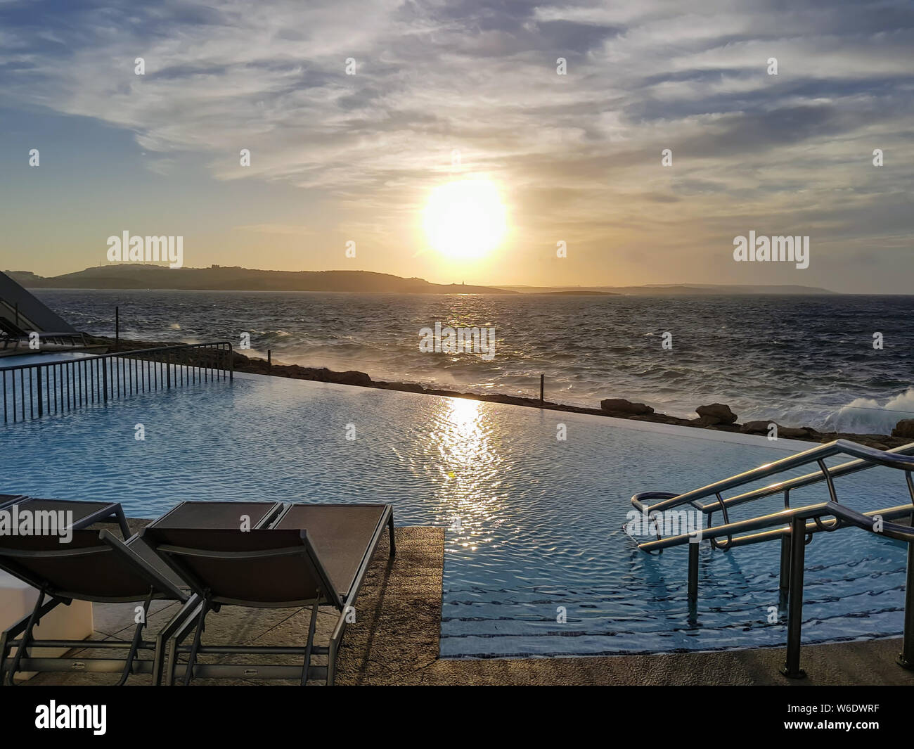 Seaside infinity pool hi-res stock photography and images - Alamy