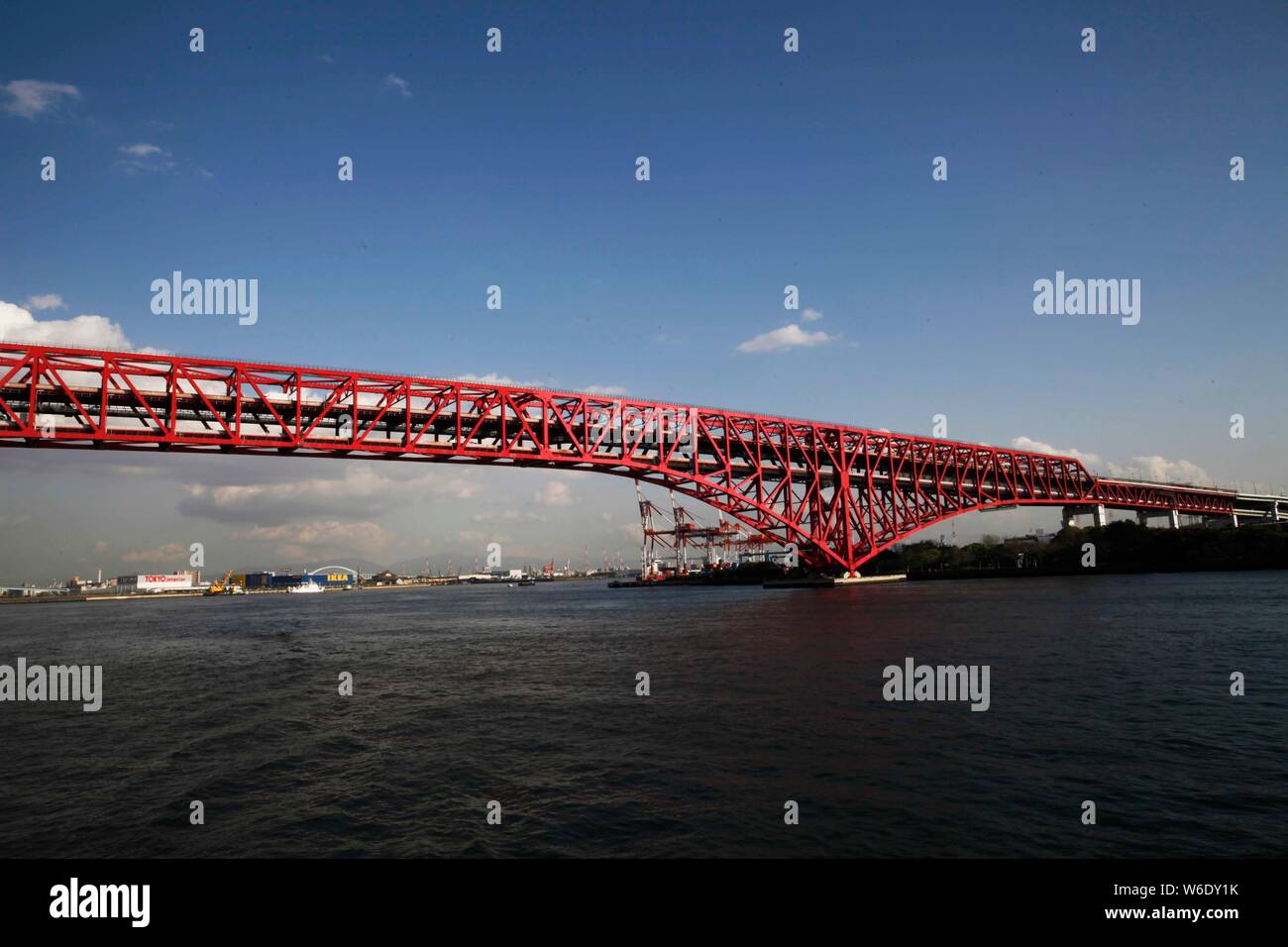 View of the world's third-longest cantilever truss span, Minato Bridge ...