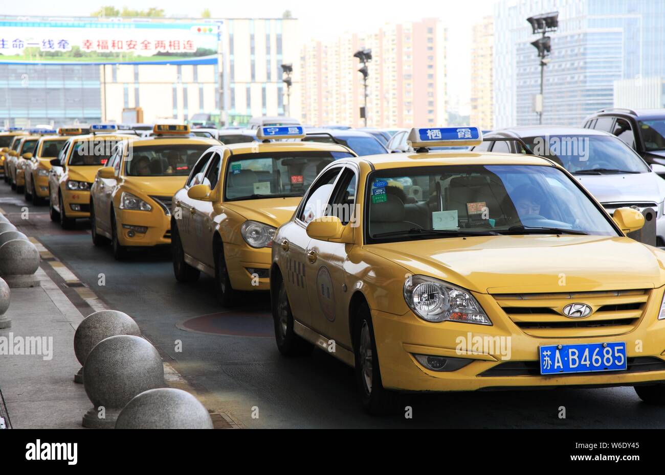 --FILE--Taxis are lined up to wait for passengers at the Nanjing South ...