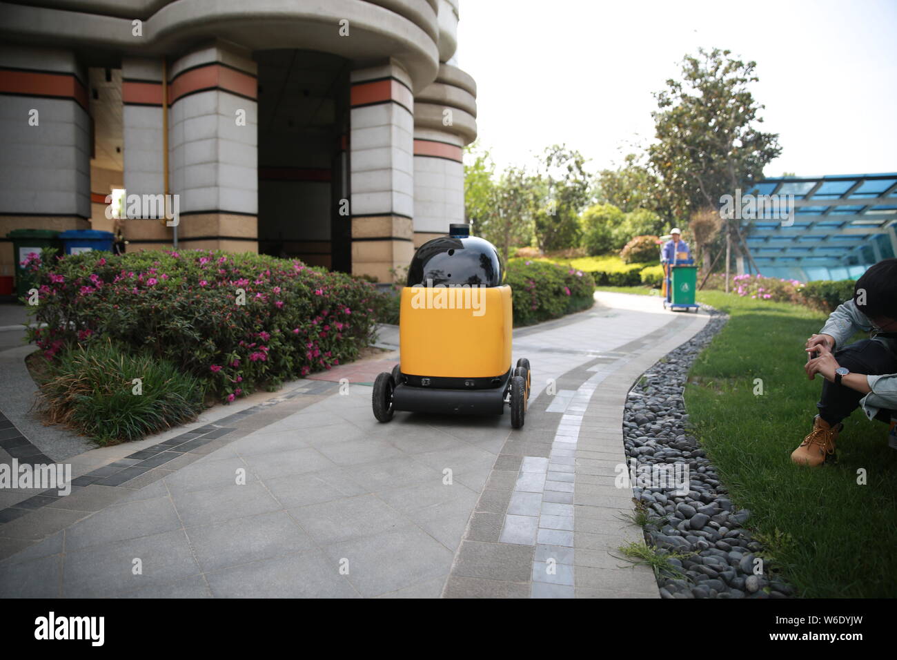 Robot delivers parcels hi-res stock photography and images - Alamy