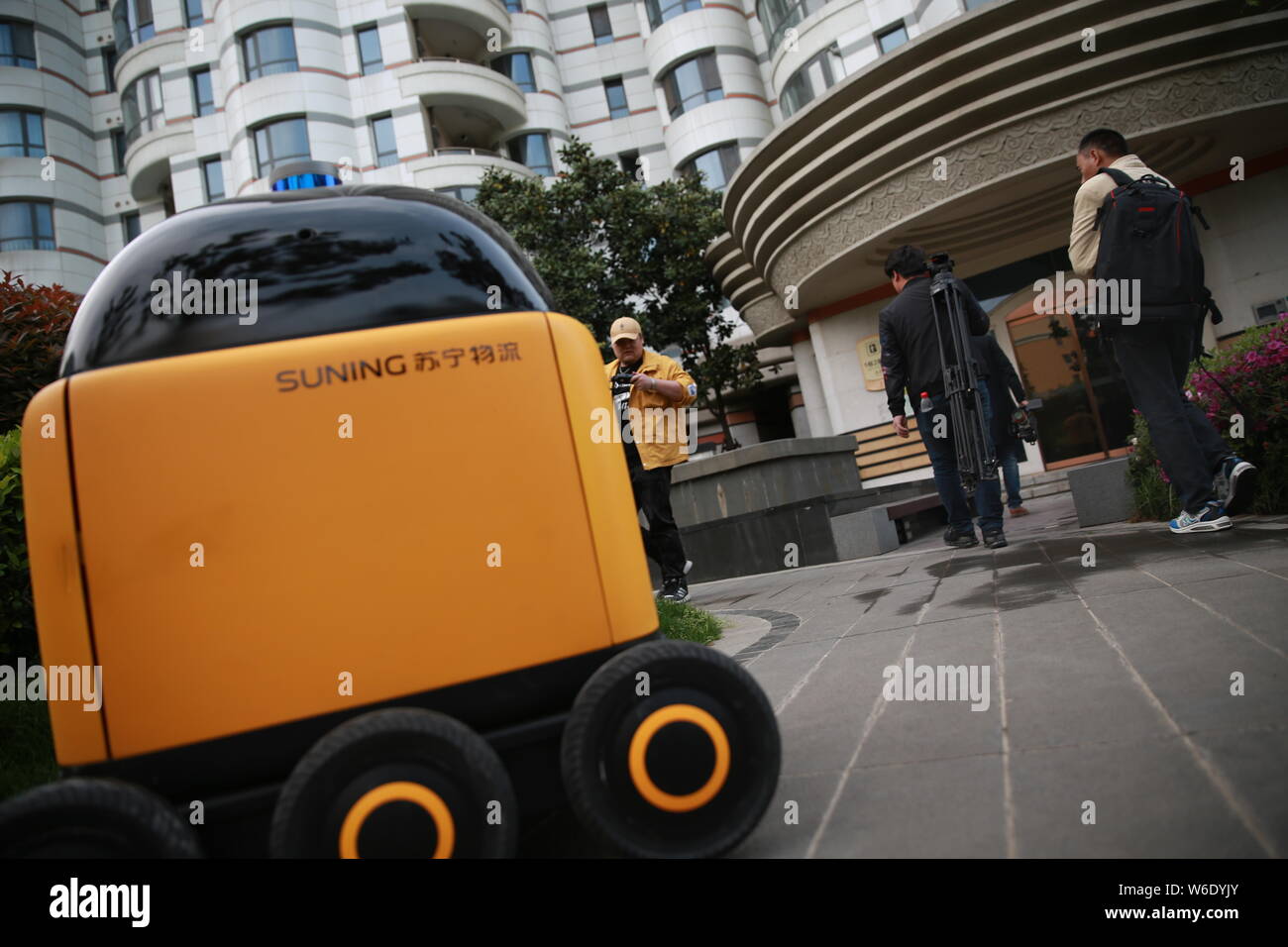 Wolongyihao, the first autonomous robot to delivery parcels of Suning ...