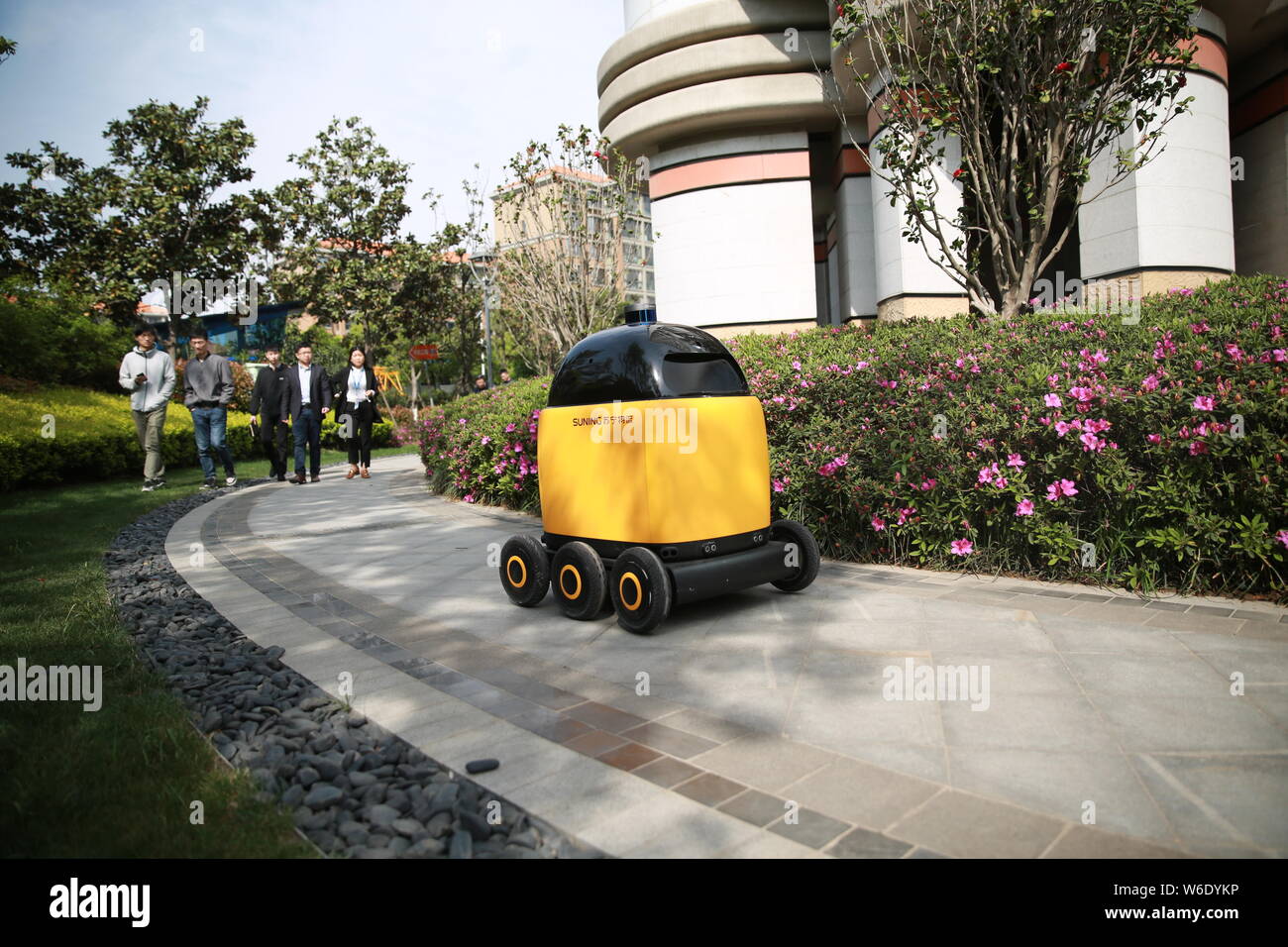 Wolongyihao, the first autonomous robot to delivery parcels of Suning ...