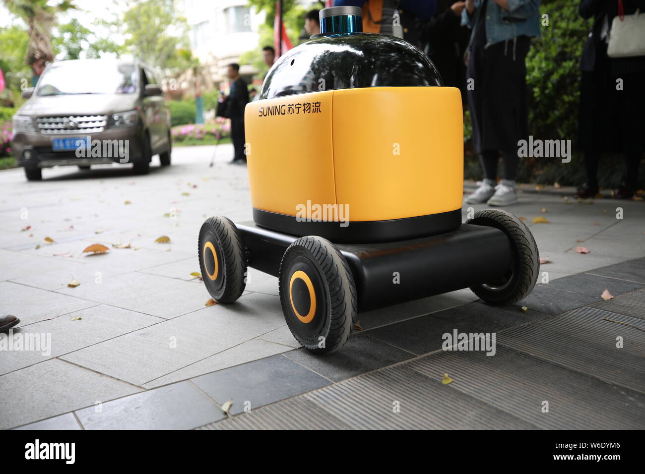 Robot delivers parcels hi-res stock photography and images - Alamy