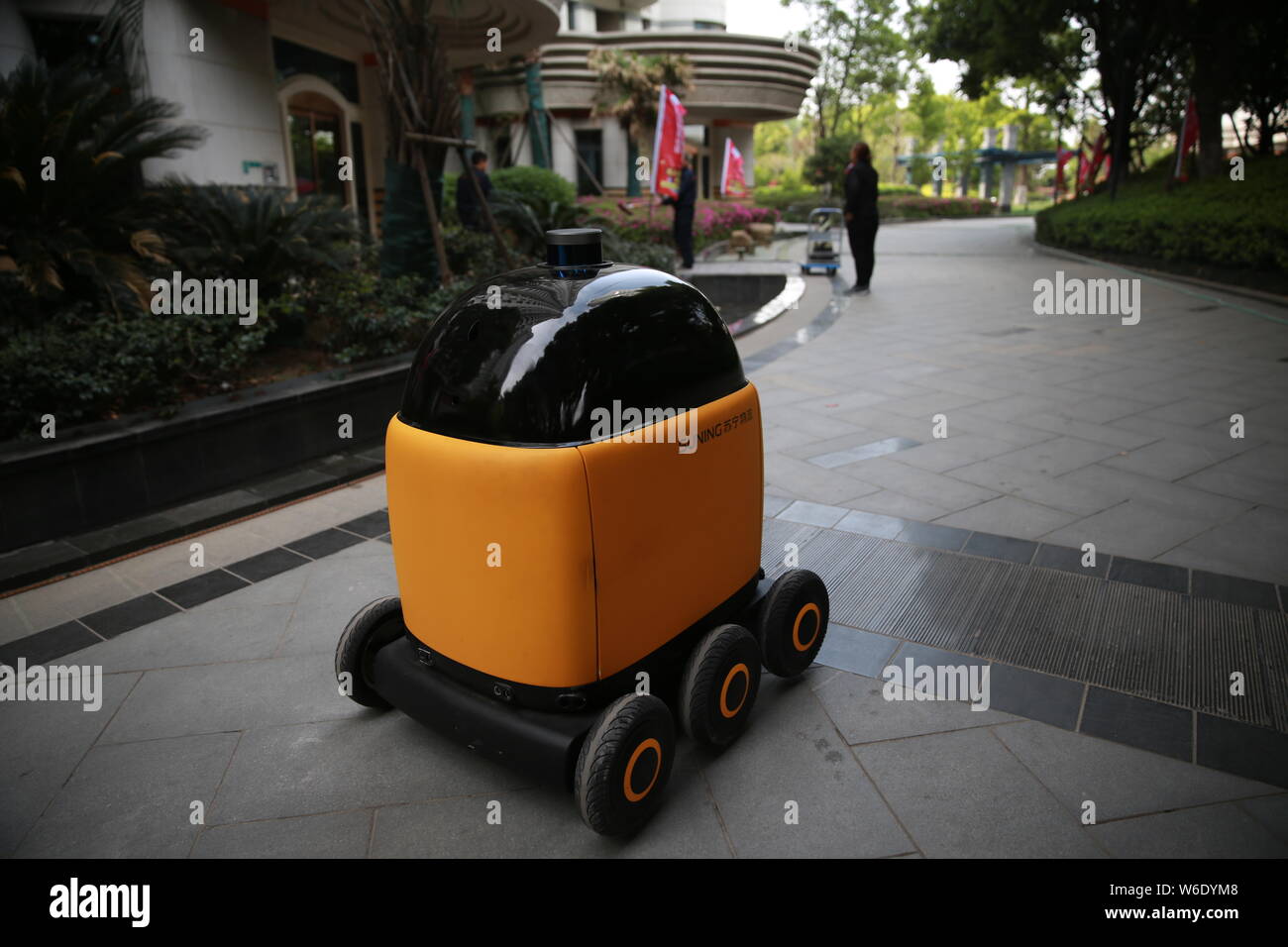Autonomous robot hi-res stock photography and images - Alamy