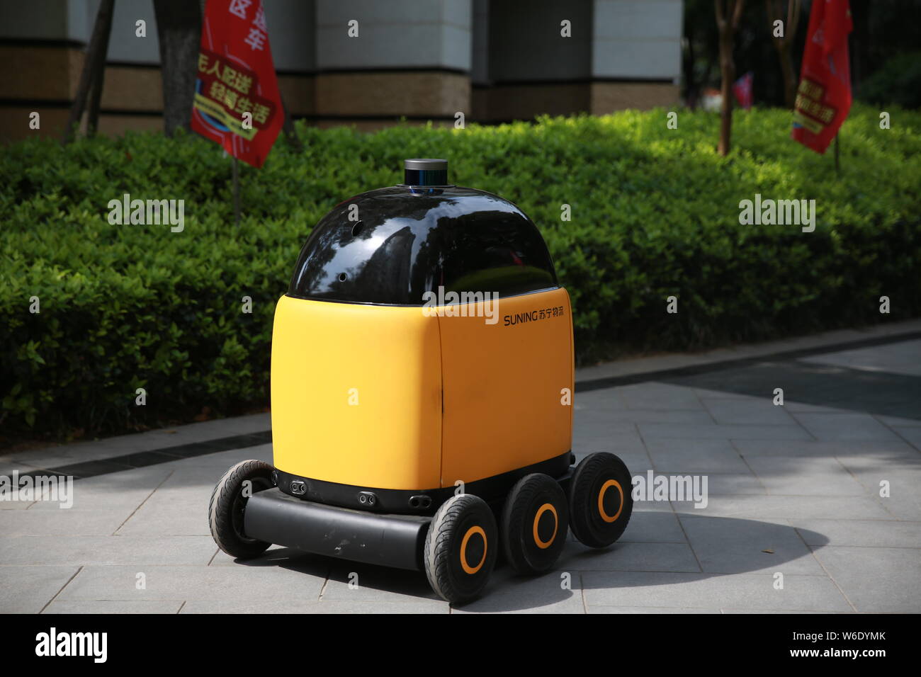 Robot delivers parcels hi-res stock photography and images - Alamy
