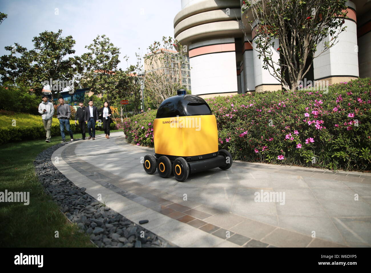 Robot delivers parcels hi-res stock photography and images - Alamy