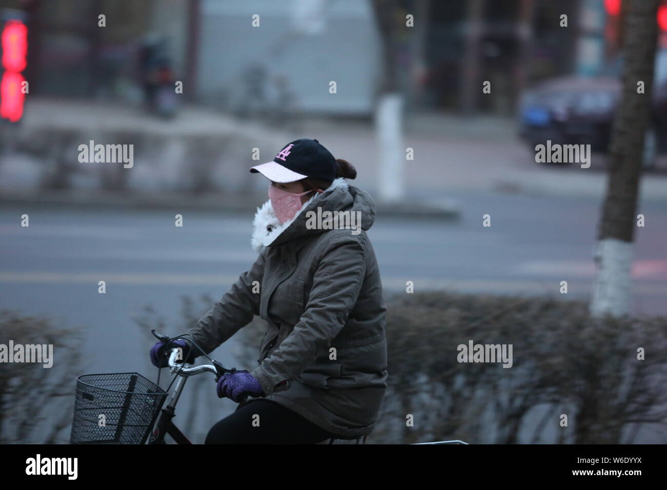 Face mask pollution sand hi-res stock photography and images - Alamy