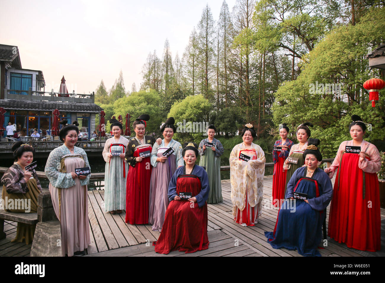 Chinese women dressed in Han Chinese clothing that imitates the style ...