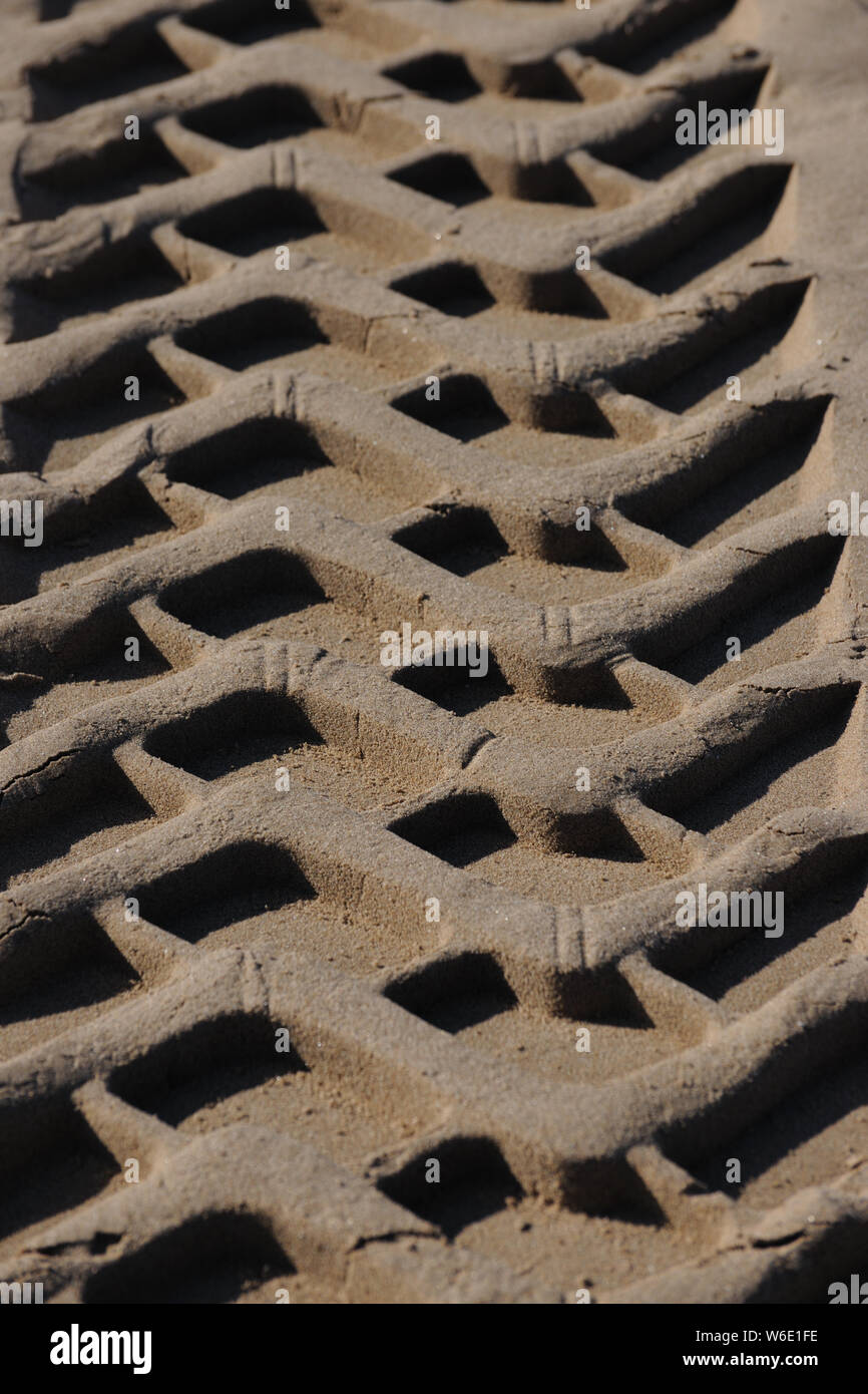 tyre treads in sand Stock Photo - Alamy