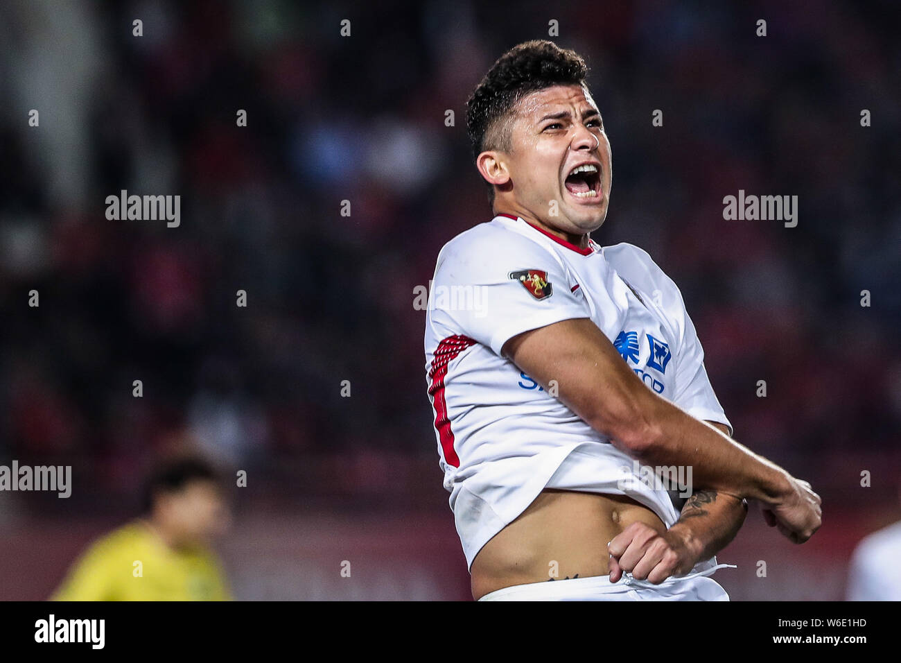 Brazilian football player Elkeson of Shanghai SIPG celebrates after ...