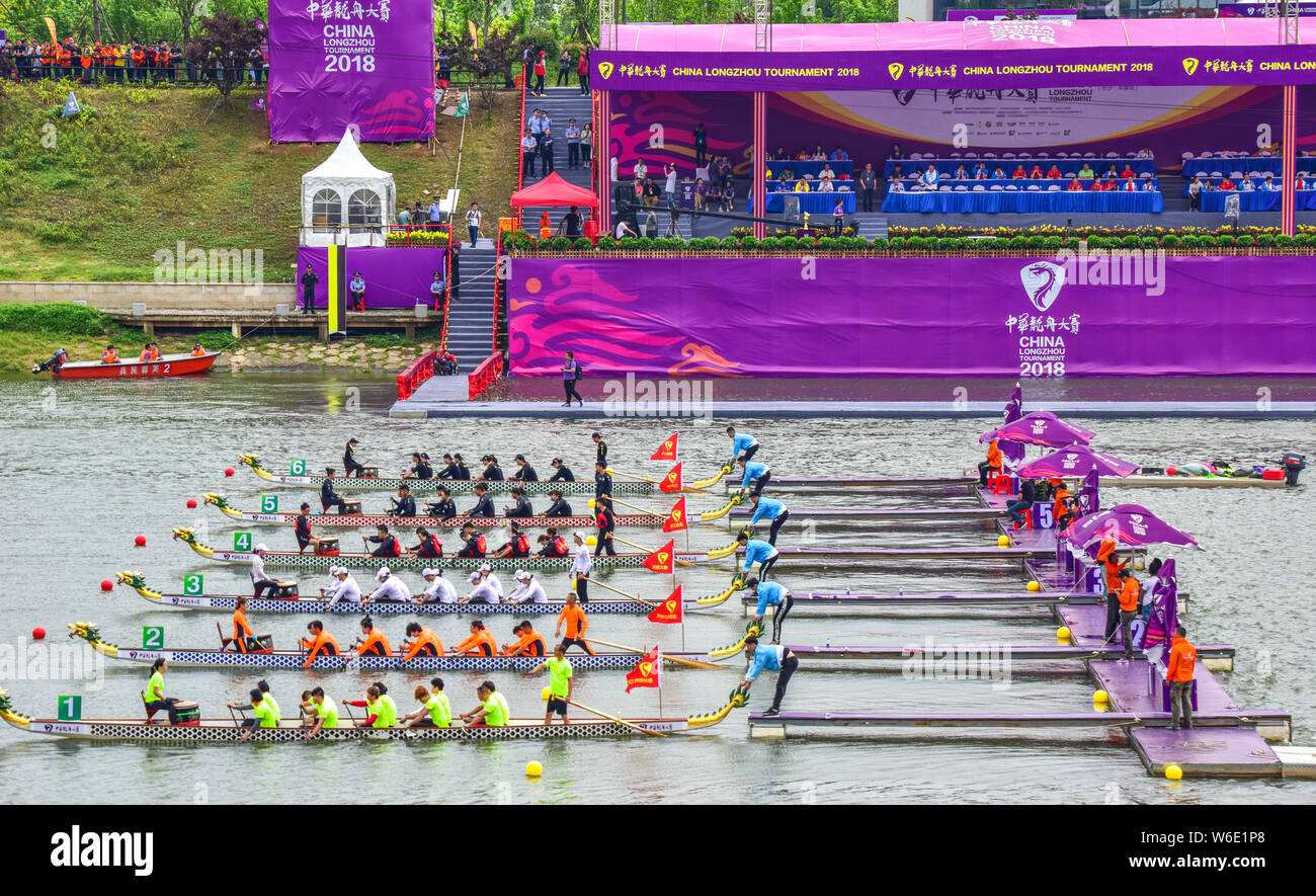 Participants take part in the 2018 China Longzhou (Dragon Boat ...