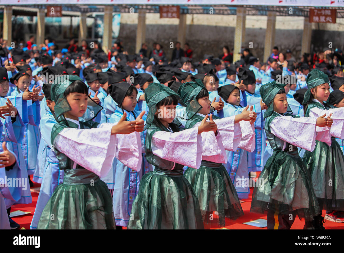Chinese students dressed in traditional costumes learn etiquette in ...