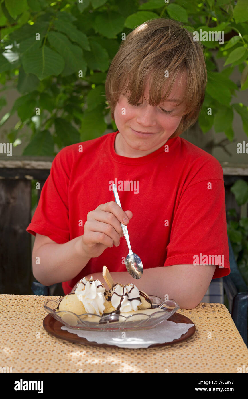 Smiling model teenager ice hi-res stock photography and images - Alamy
