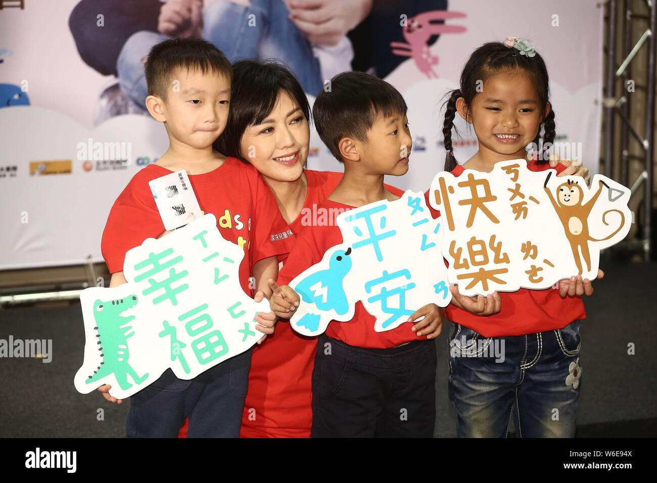 **TAIWAN OUT**Singaporean singer-songwriter Stefanie Sun takes photos ...