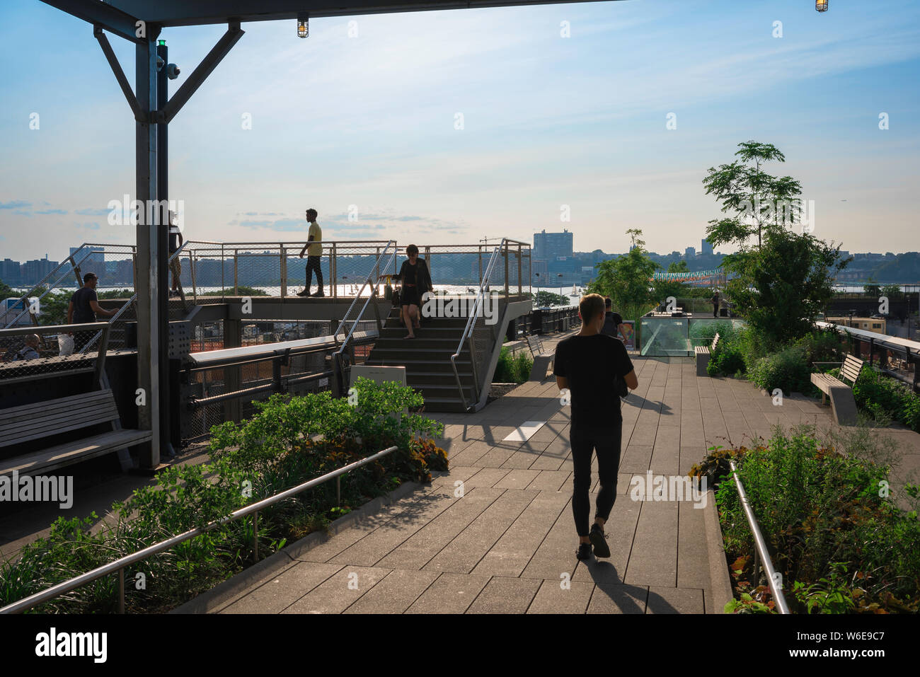 Walking the high line nyc hi-res stock photography and images - Alamy