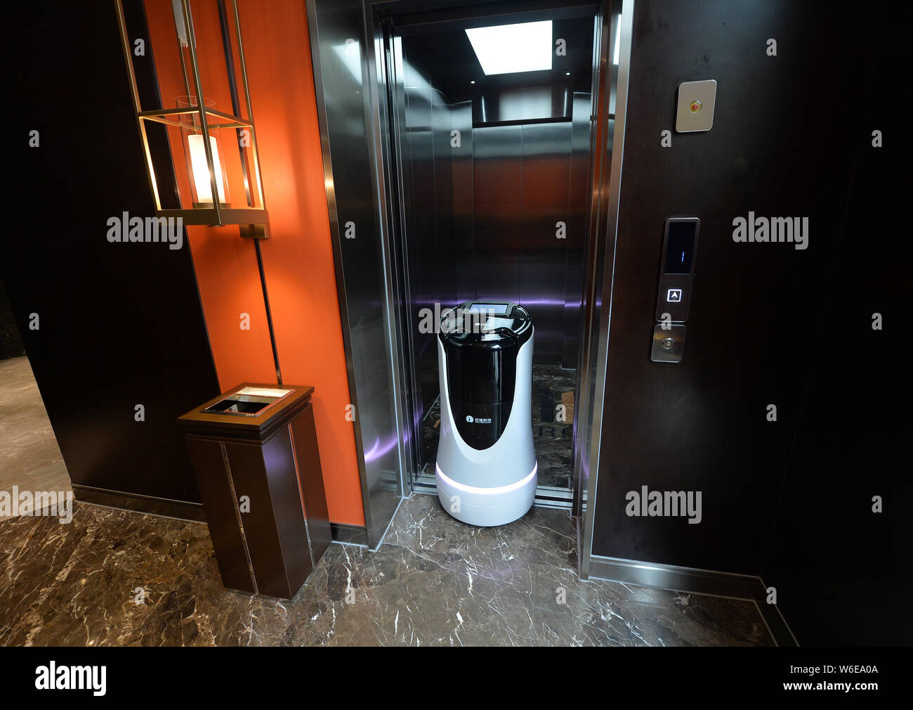 Robot hotel hi-res stock photography and images - Alamy