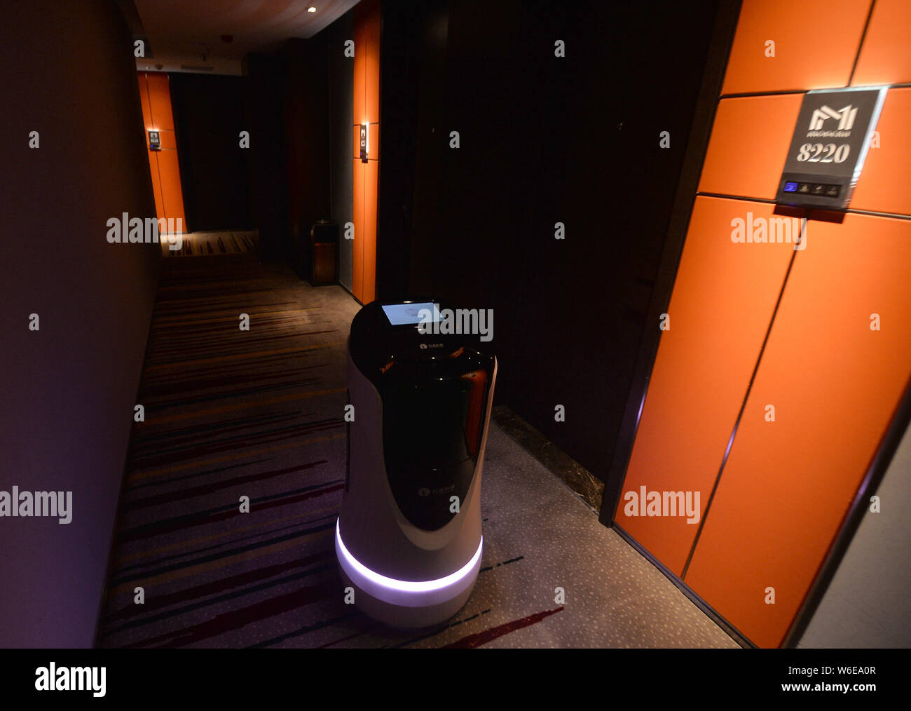 Robot hotel hi-res stock photography and images - Alamy