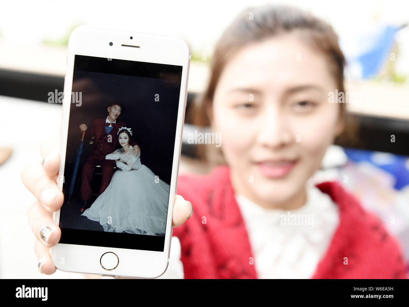 25-year-old Chinese woman Fu Xuewei shows a special wedding photo of ...