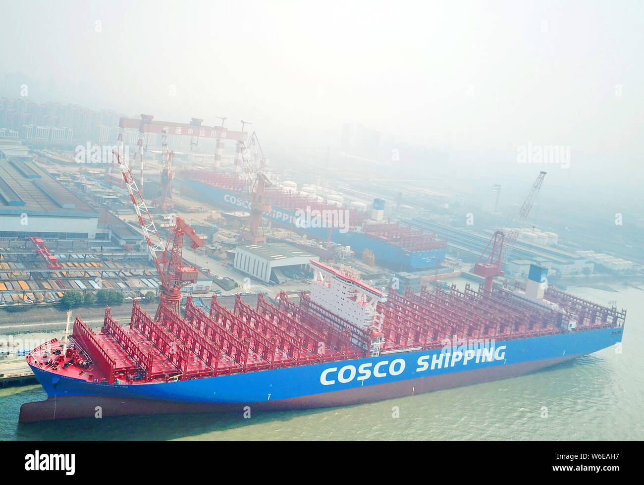 The 20,000 TEU container vessel "COSCO SHIPPING LEO" manufactured by ...