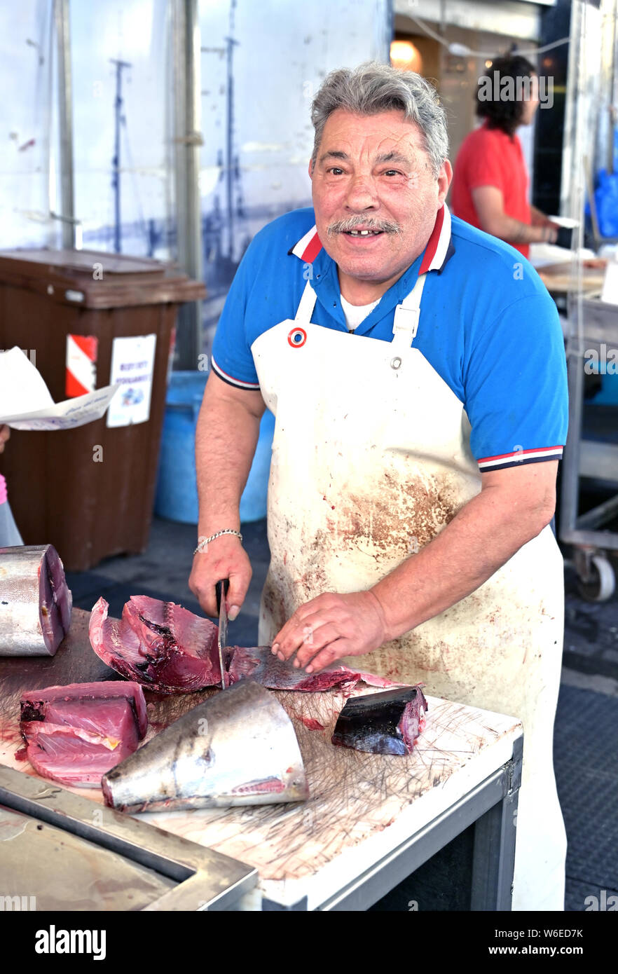 Old Ortigia market, Siracusa Sicily fishmonger chopping Tuna fish Stock ...