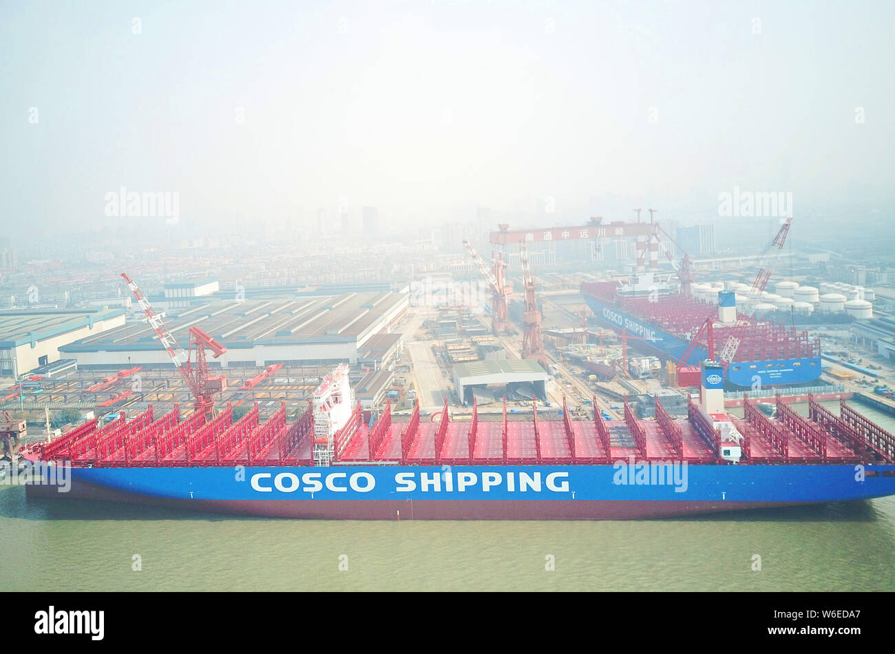 The 20,000 TEU container vessel "COSCO SHIPPING LEO" manufactured by ...