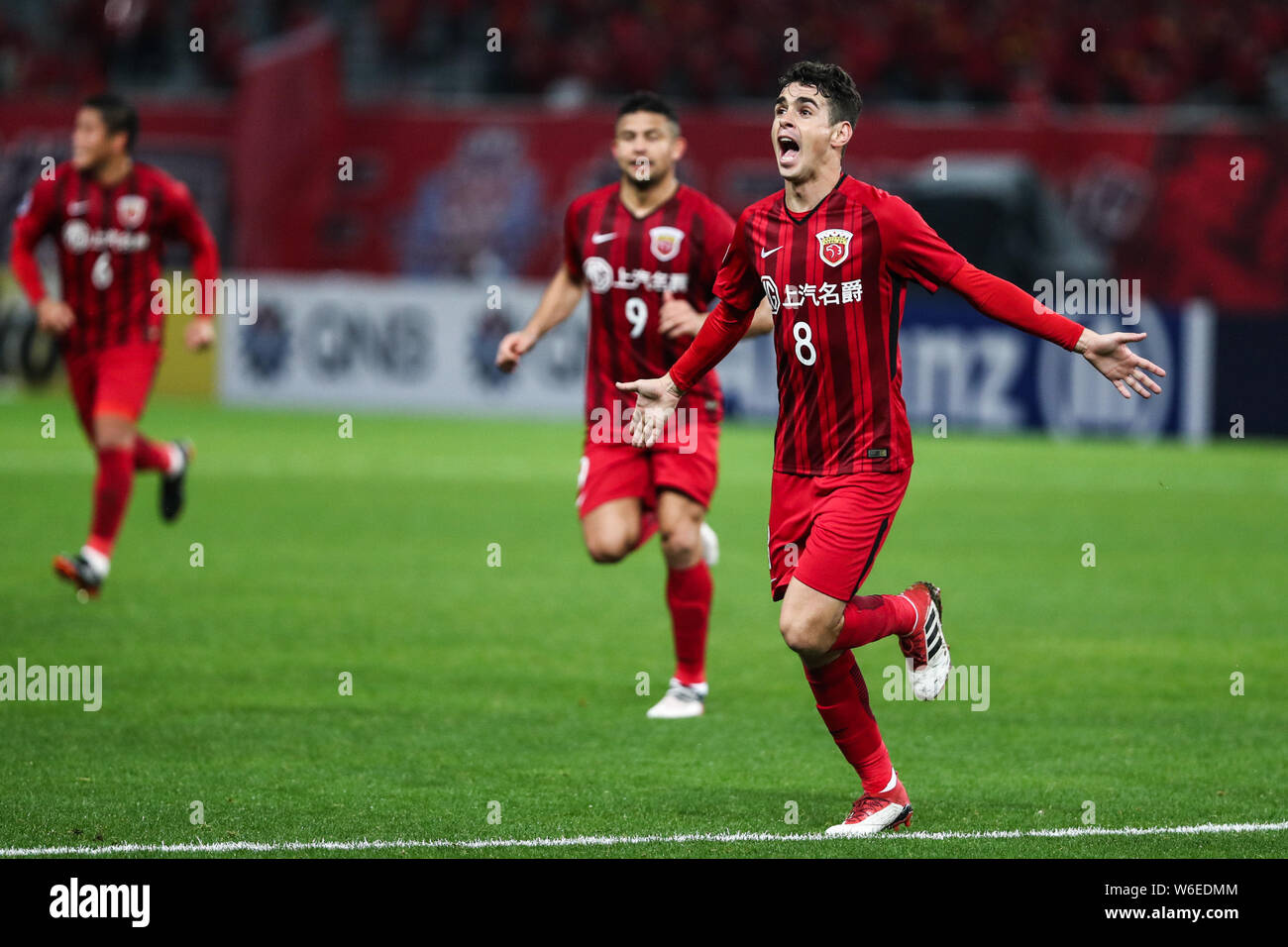Brazilian football player Oscar, right, of China's Shanghai SIPG FC ...