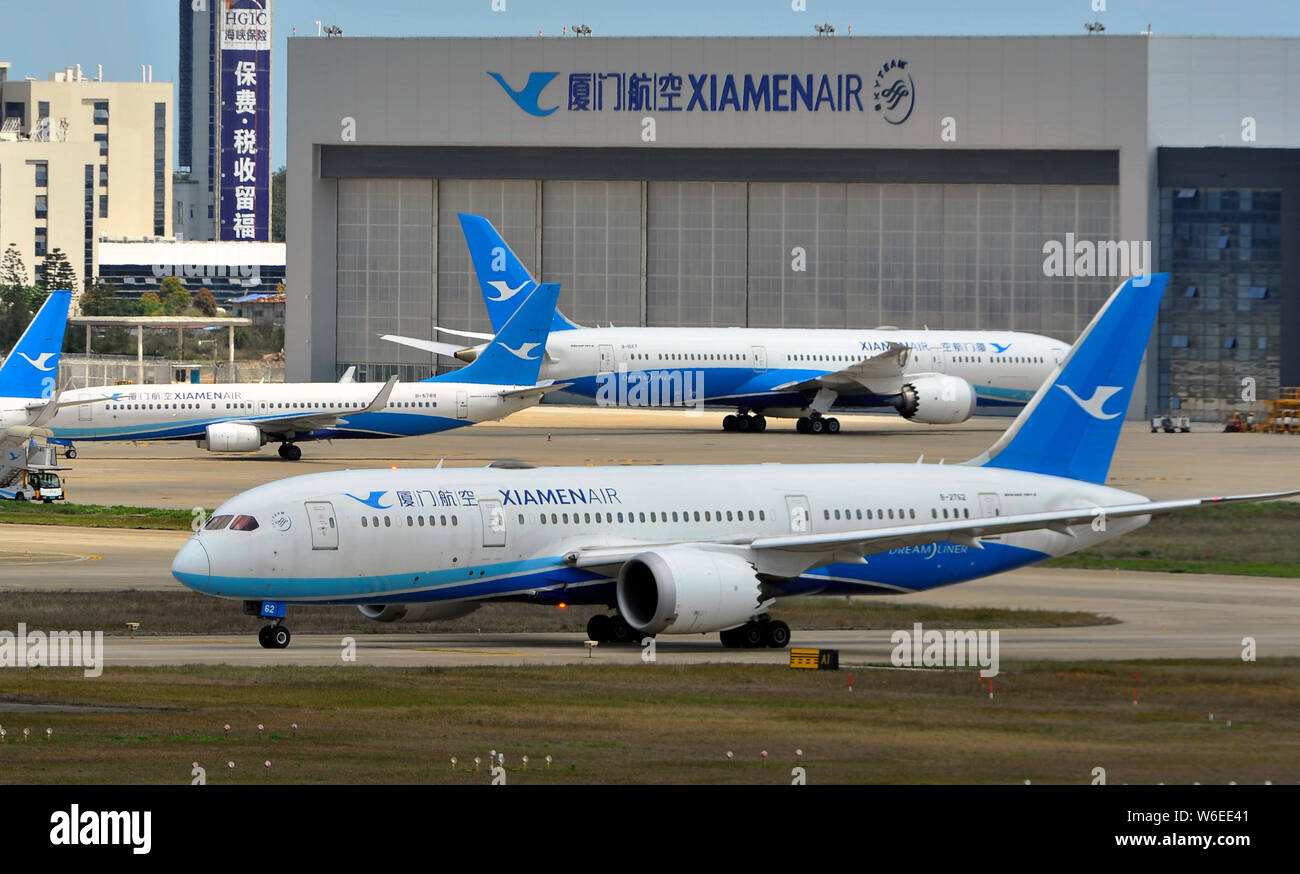 --FILE--Jet planes of Xiamen Airlines are pictured at the Fuzhou ...