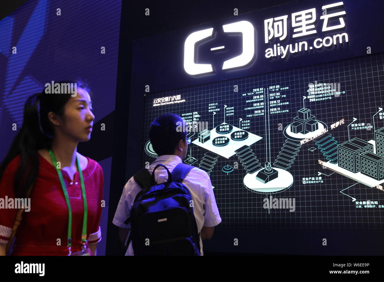 --FILE--People visit the stand of Aliyun.com, the online cloud ...