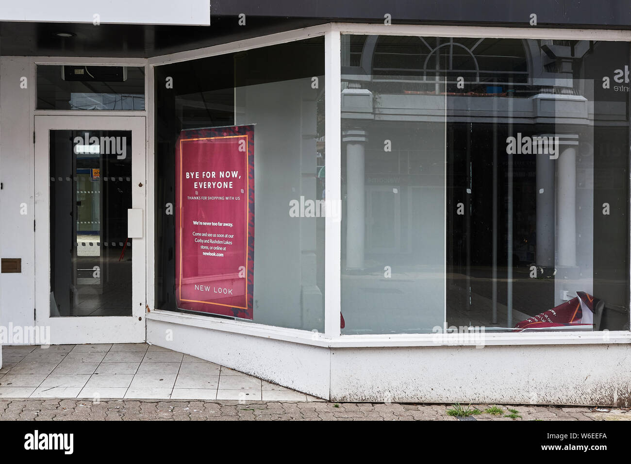 Empty high street shop window hi-res stock photography and images - Alamy