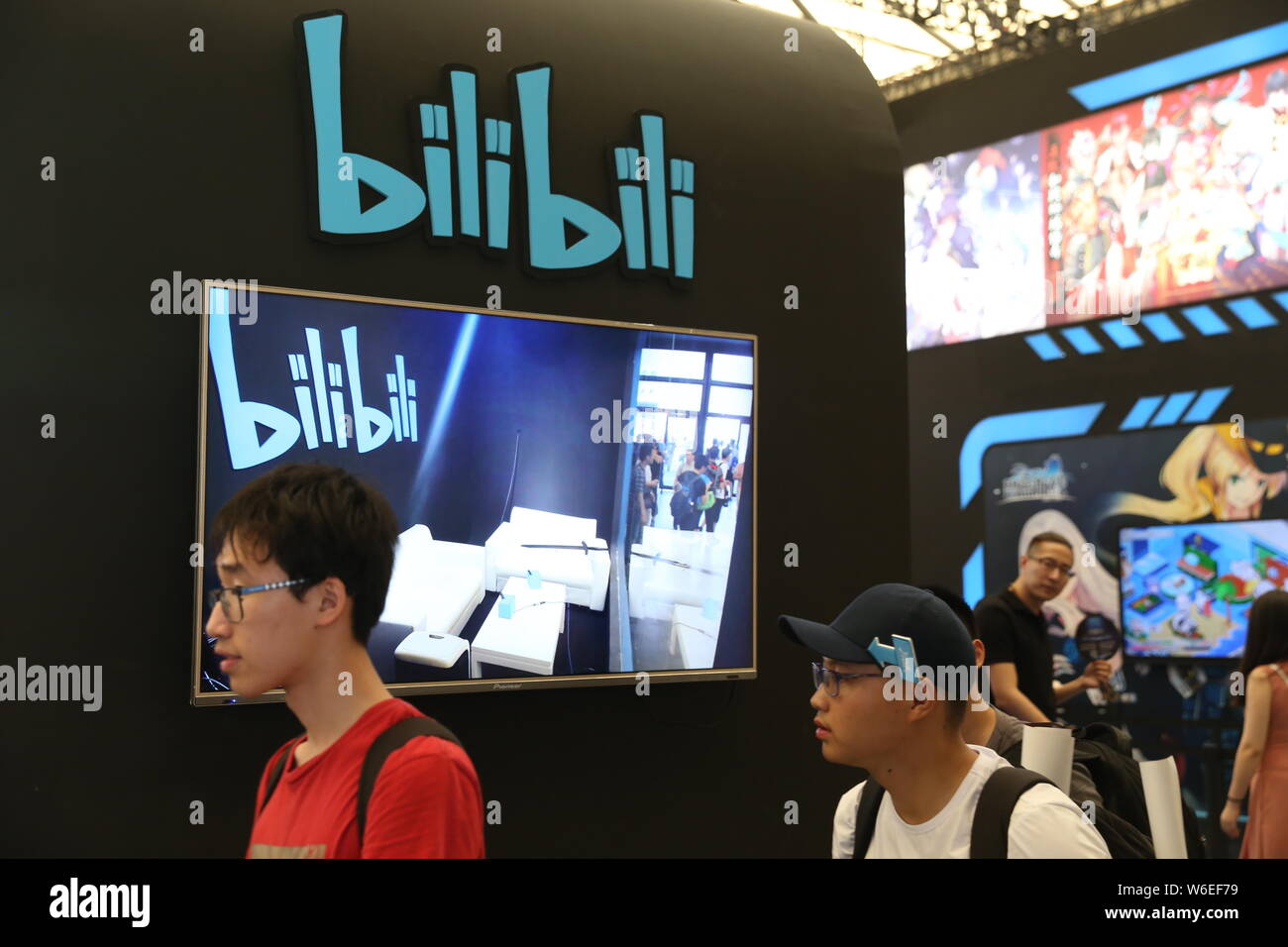 --FILE--People visit the stand of Chinese video sharing website ...