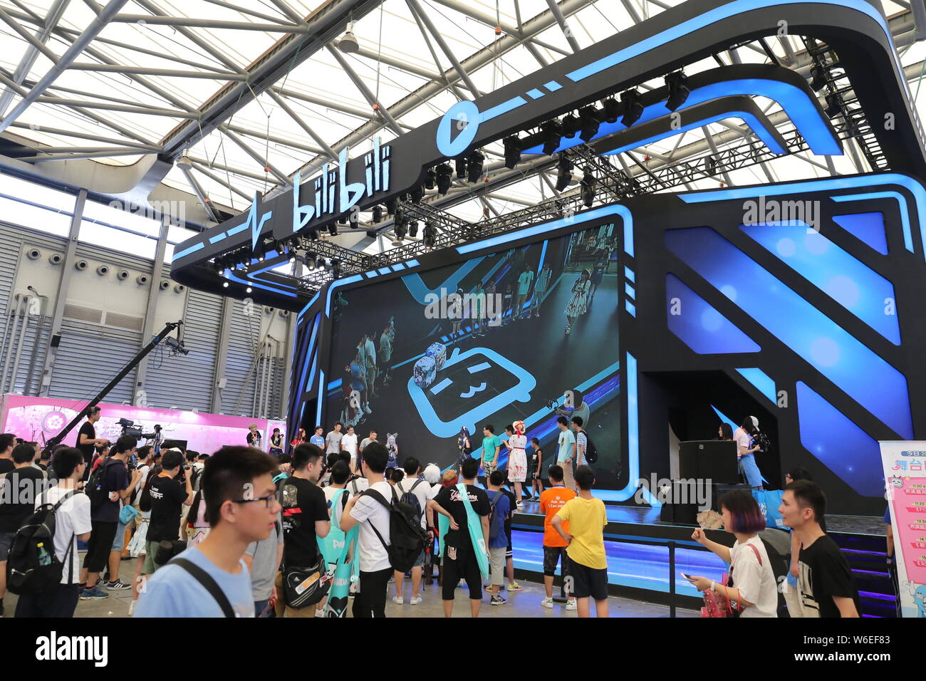 --FILE--People visit the stand of Chinese video sharing website ...