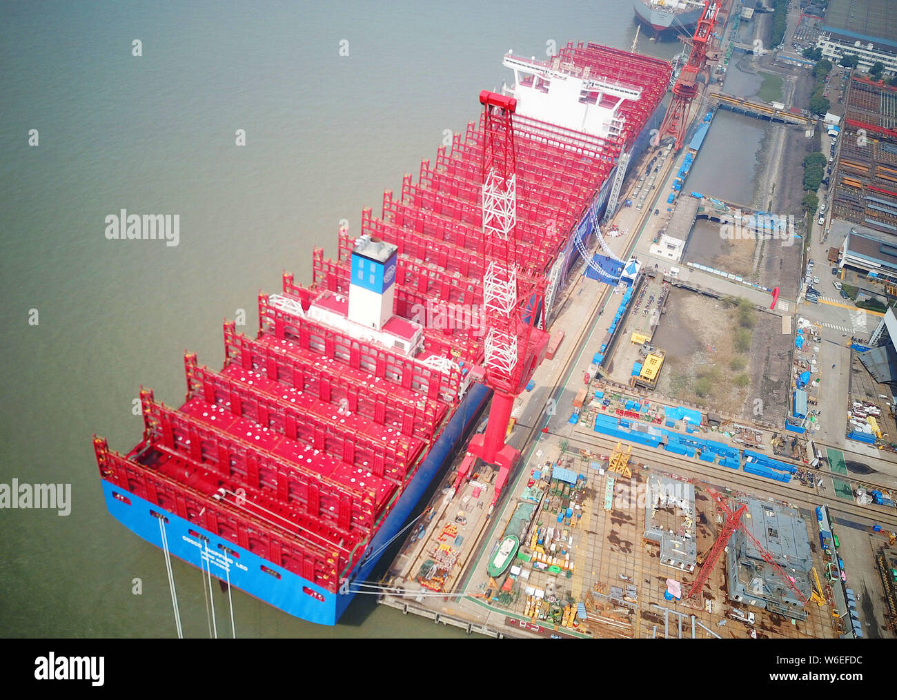 The 20,000 TEU container vessel "COSCO SHIPPING LEO" manufactured by ...