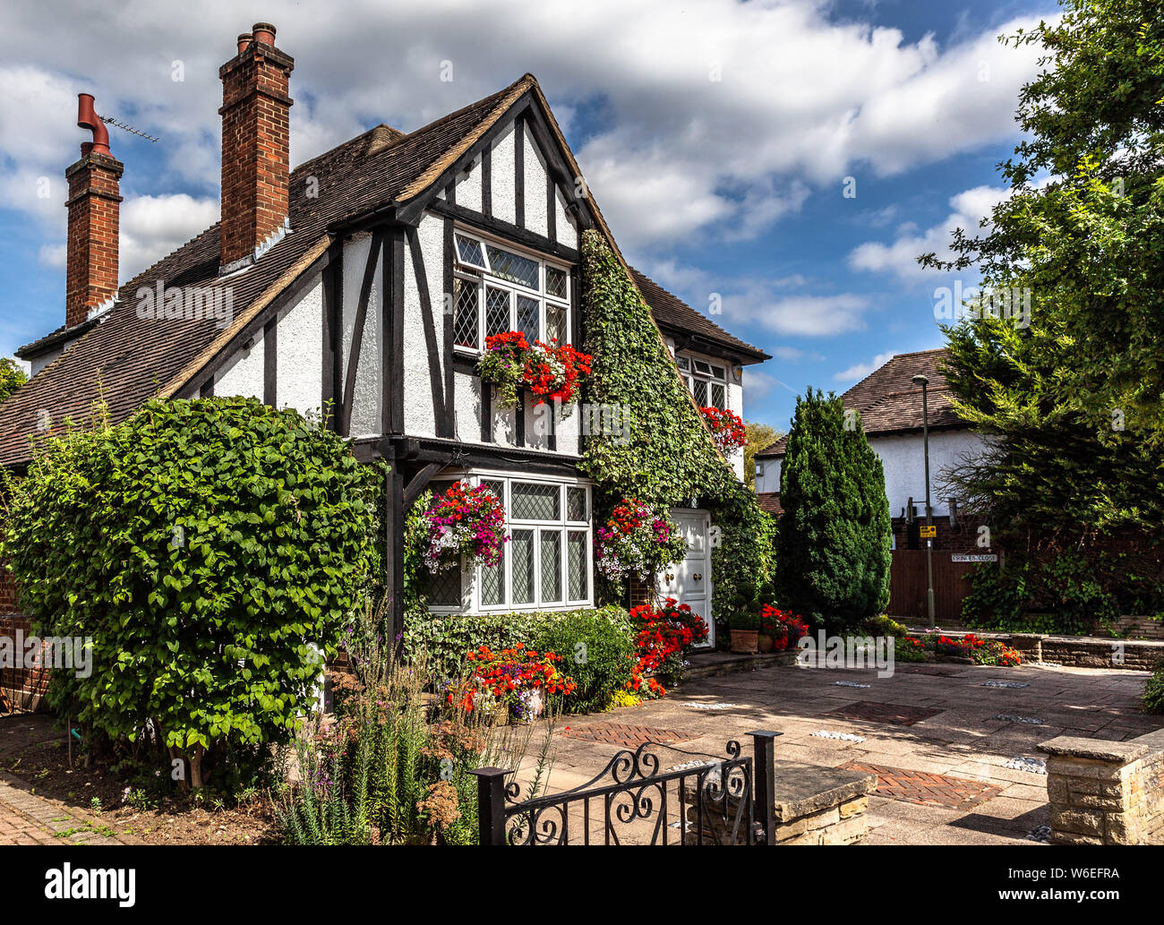 Timber framed house hi-res stock photography and images - Alamy
