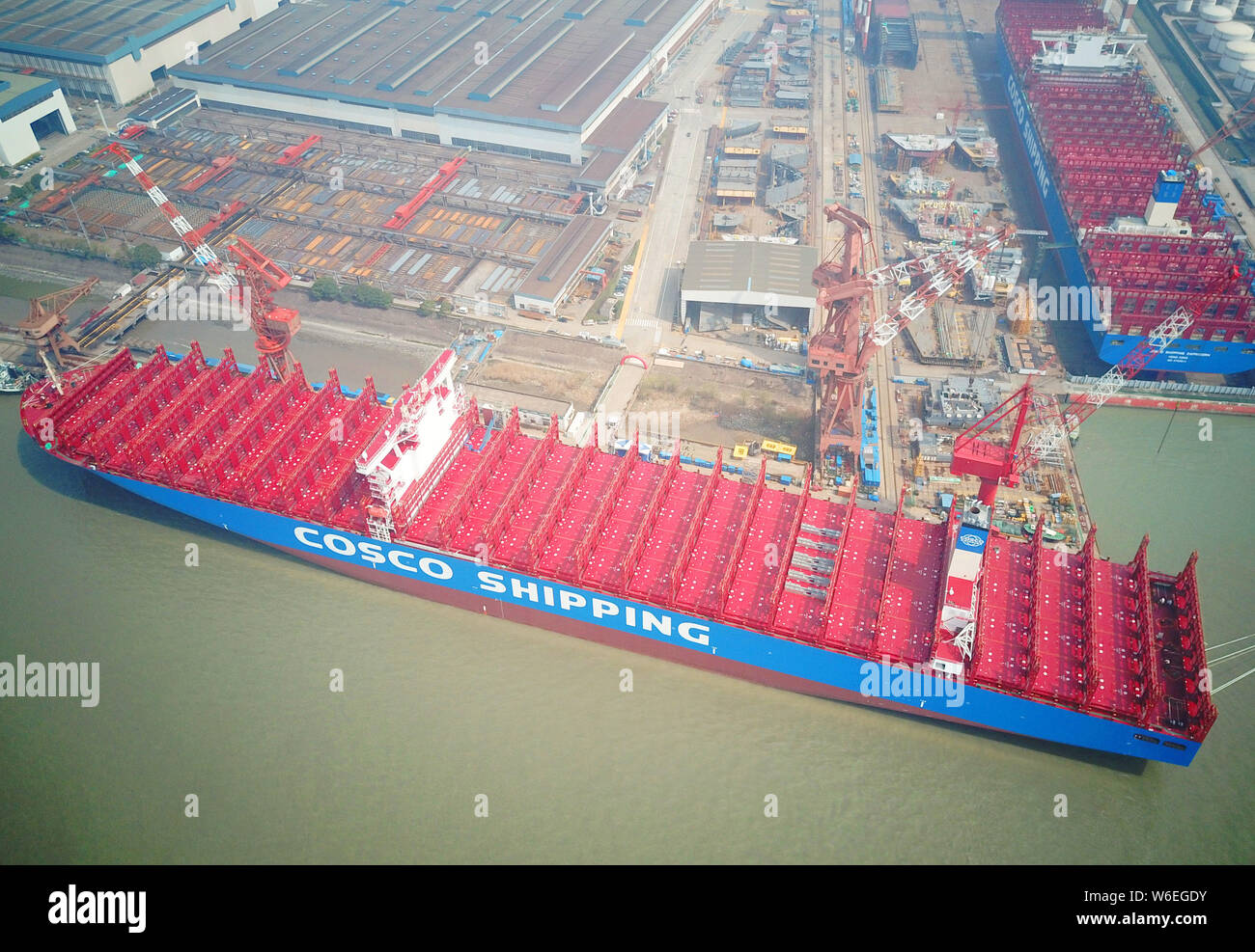 The 20,000 TEU container vessel "COSCO SHIPPING LEO" manufactured by ...