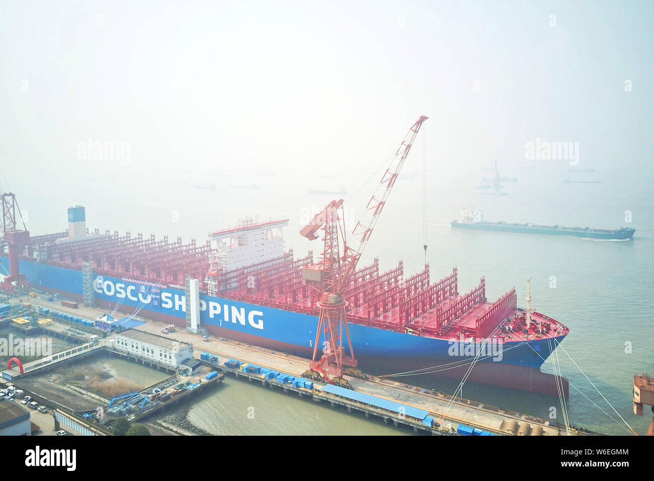 The 20,000 TEU container vessel "COSCO SHIPPING LEO" manufactured by ...
