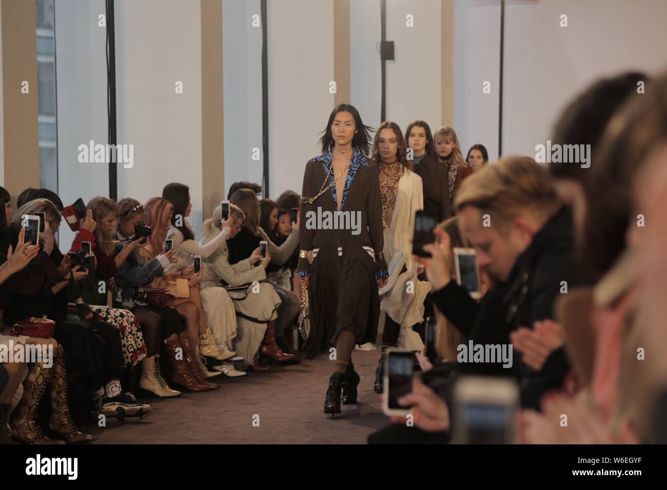 Chinese model Liu Wen and other models display new creations at the ...
