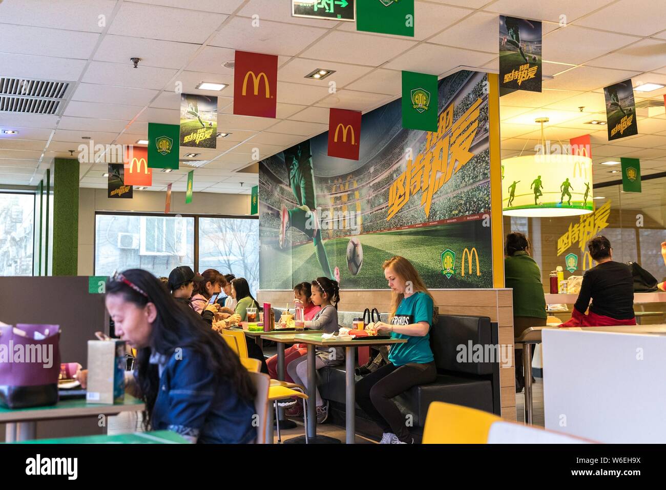 Mcdonalds 2018 customers hi-res stock photography and images - Alamy