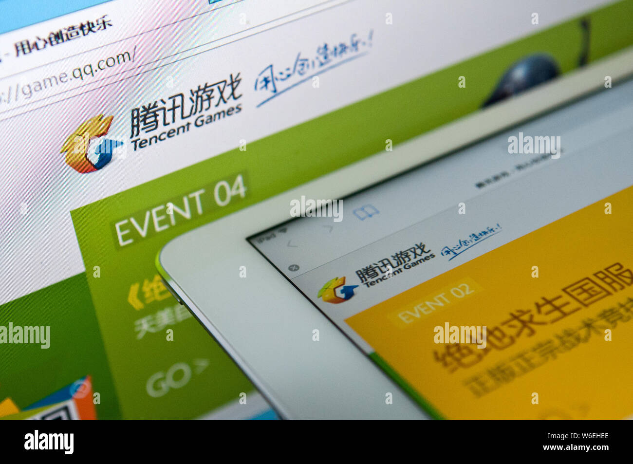 A Chinese netizen browses the website of Tencent Games in Guangzhou ...