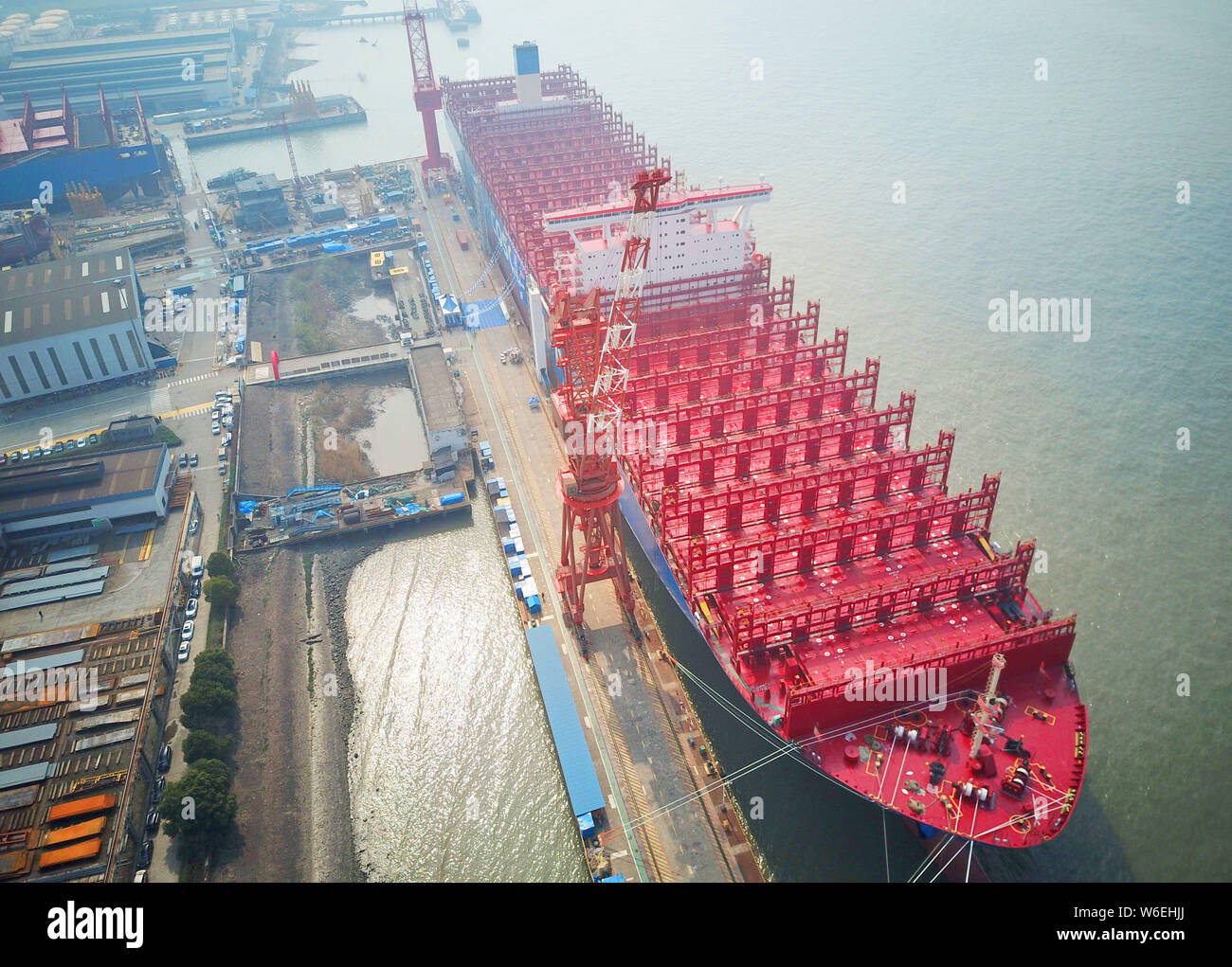 The 20,000 TEU container vessel "COSCO SHIPPING LEO" manufactured by ...