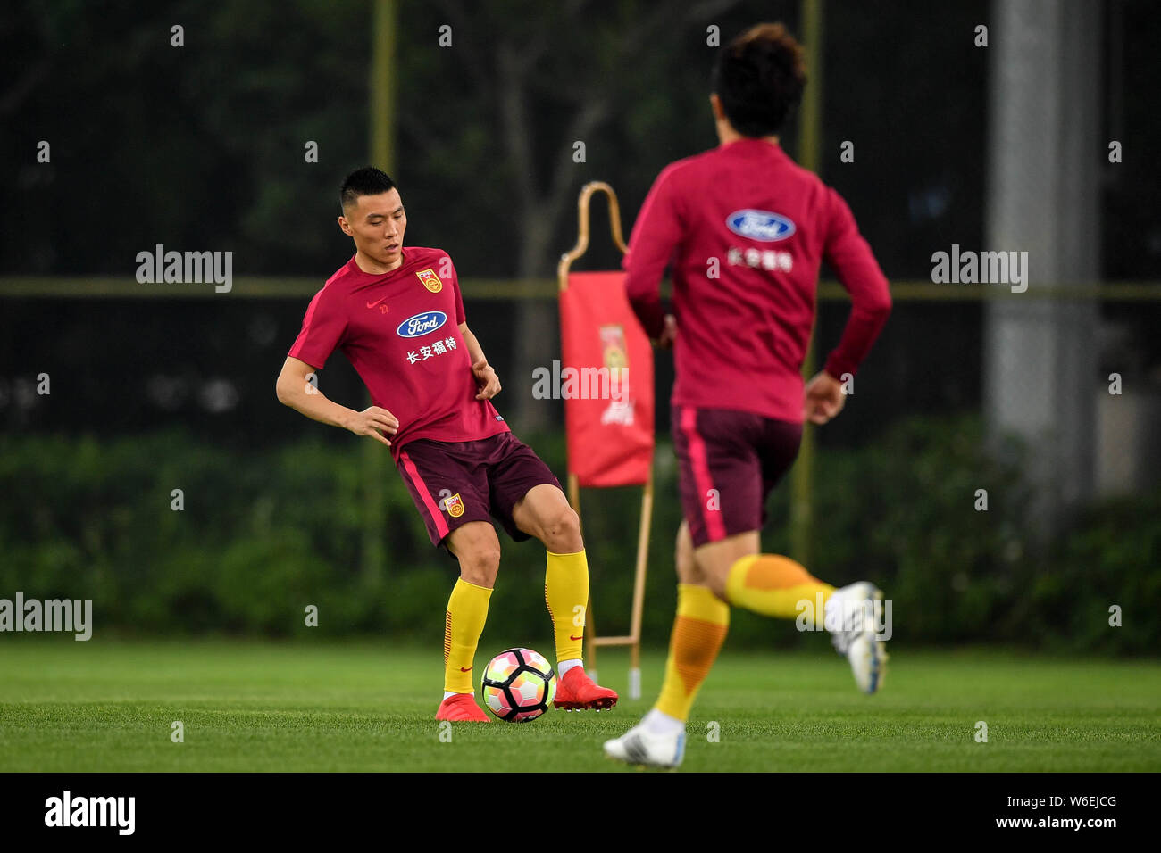 Players of Chinese national men's football team take part in a training ...