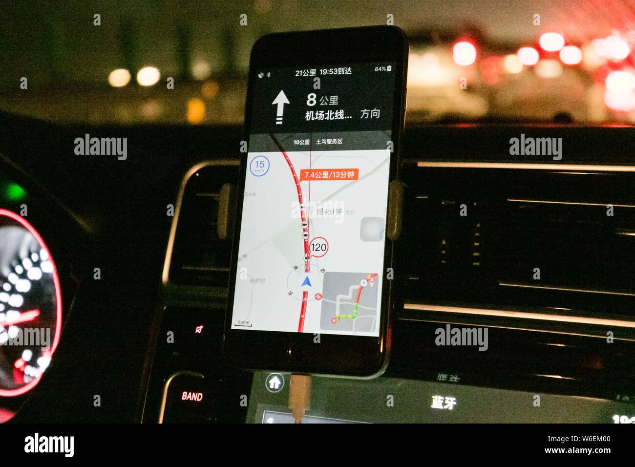 --FILE--A driver uses the mobile app of Chinese map and data service ...