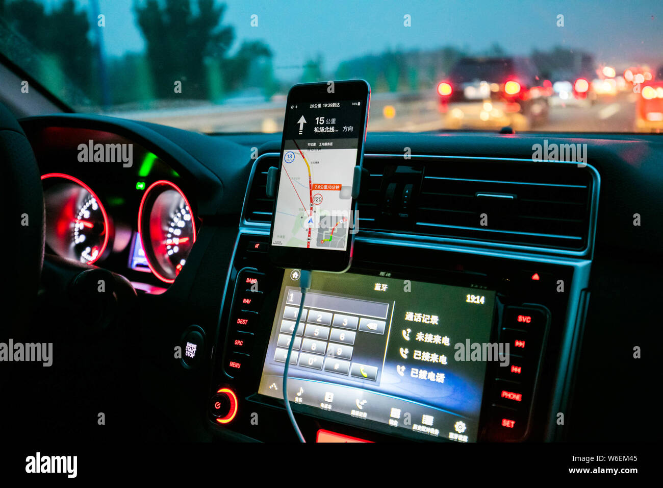 --FILE--A driver uses the mobile app of Chinese map and data service ...