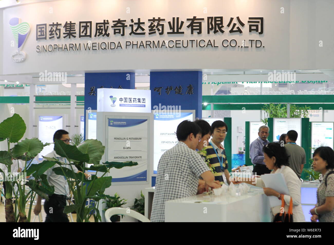 --FILE--People visit the stand of Sinopharm Weiqida Pharmaceutical Co ...