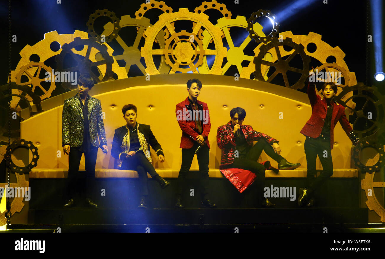 Highlight boy band hi-res stock photography and images - Alamy