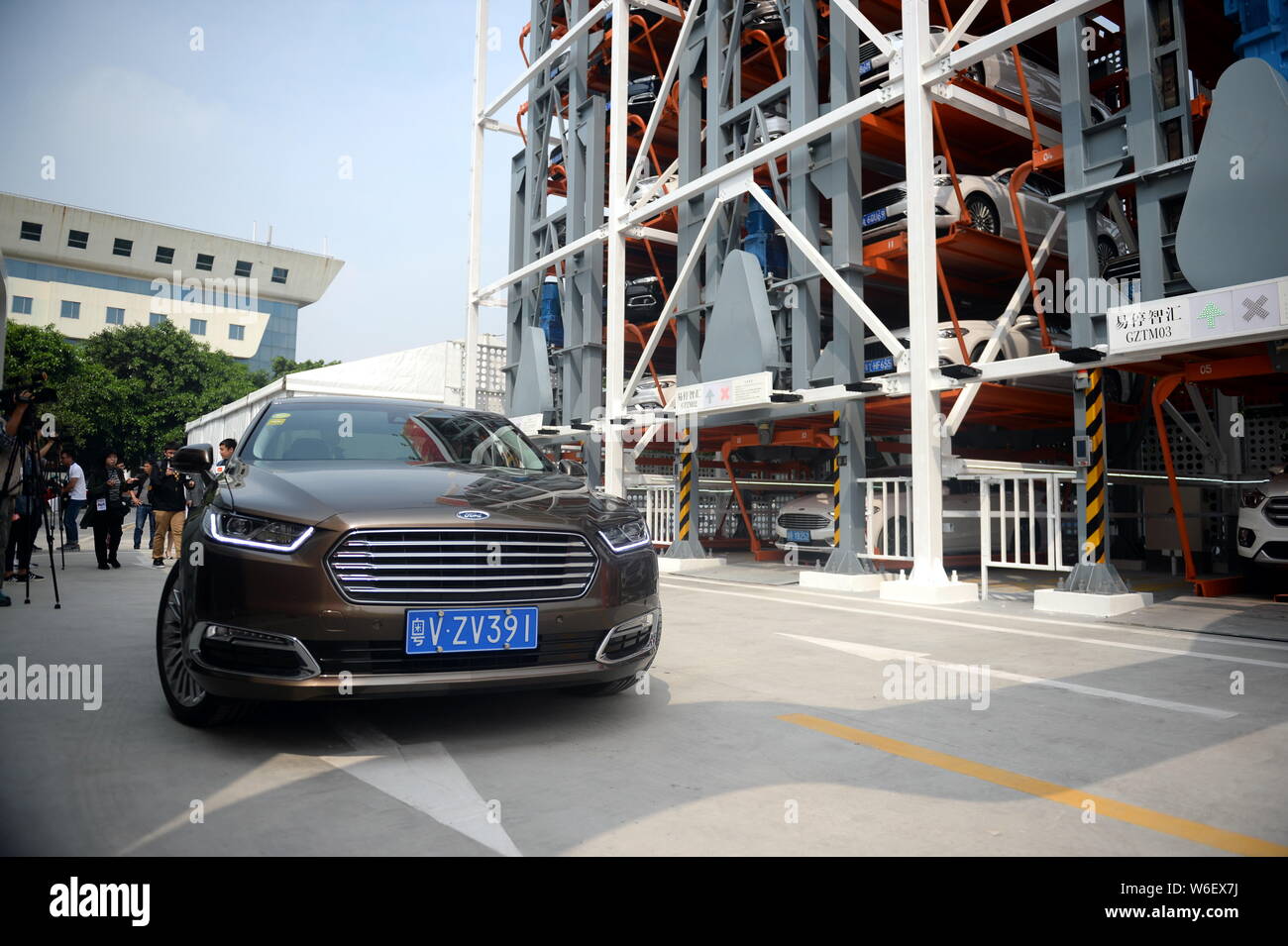 China's first "car vending machine" store launched by the online ...