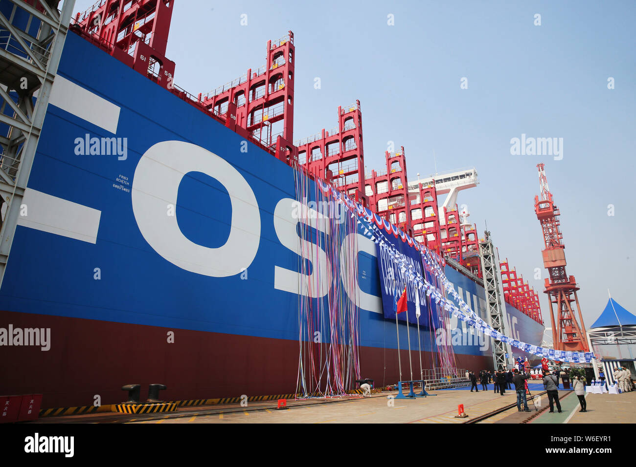 The 20,000 TEU container vessel "COSCO SHIPPING LEO" manufactured by ...