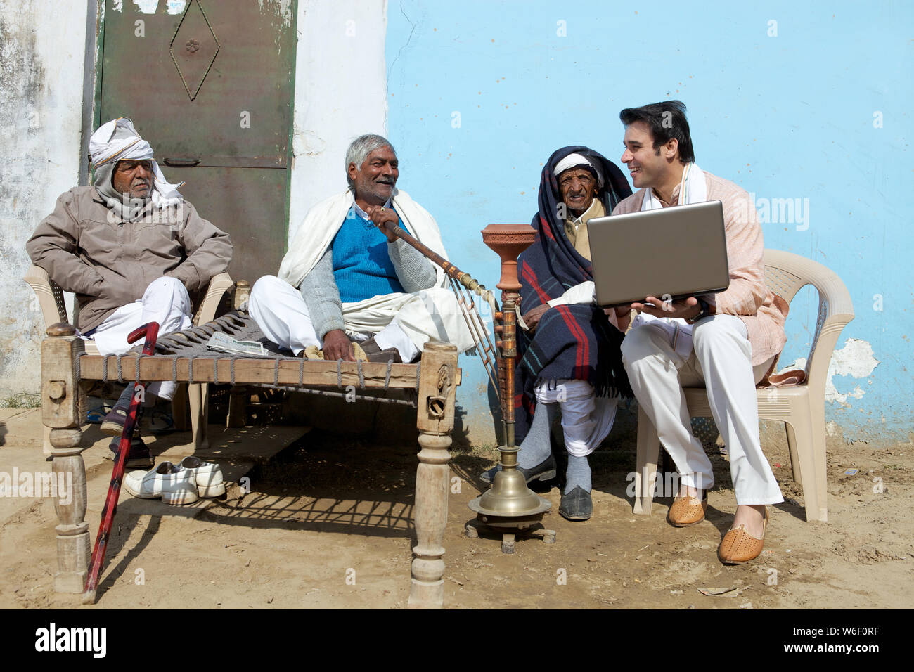 Adult learners working computer hi-res stock photography and images - Alamy