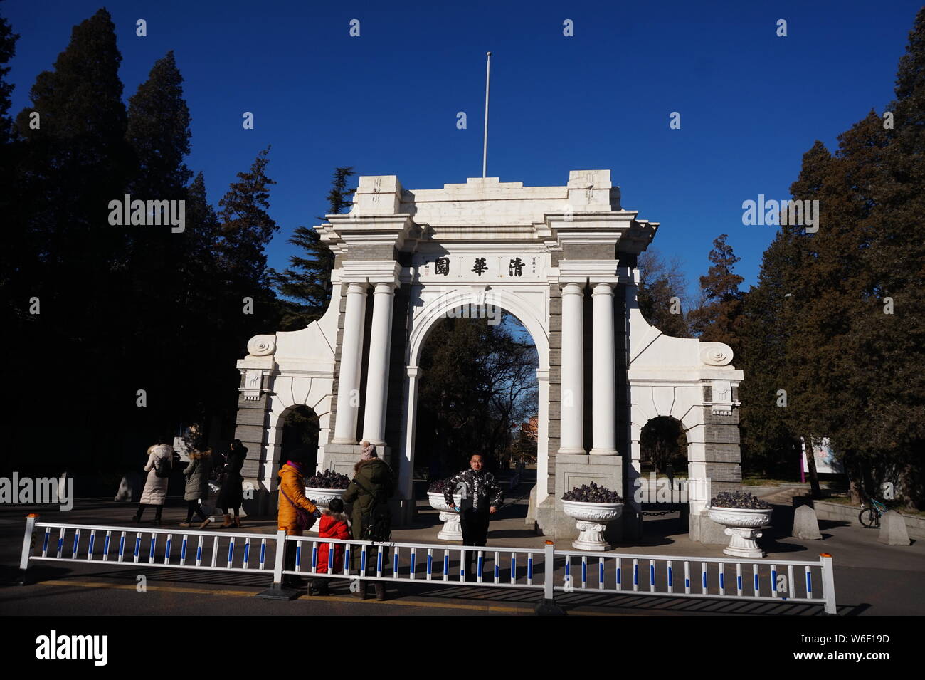 University crowd gate hi-res stock photography and images - Alamy