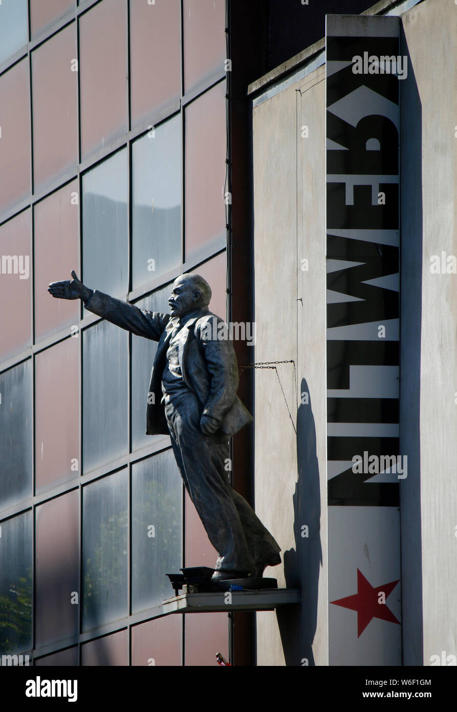 eine Lenin-Statue (Wladimir Illitsch Lenin) vor dem Nachtclub "Kremlin ...